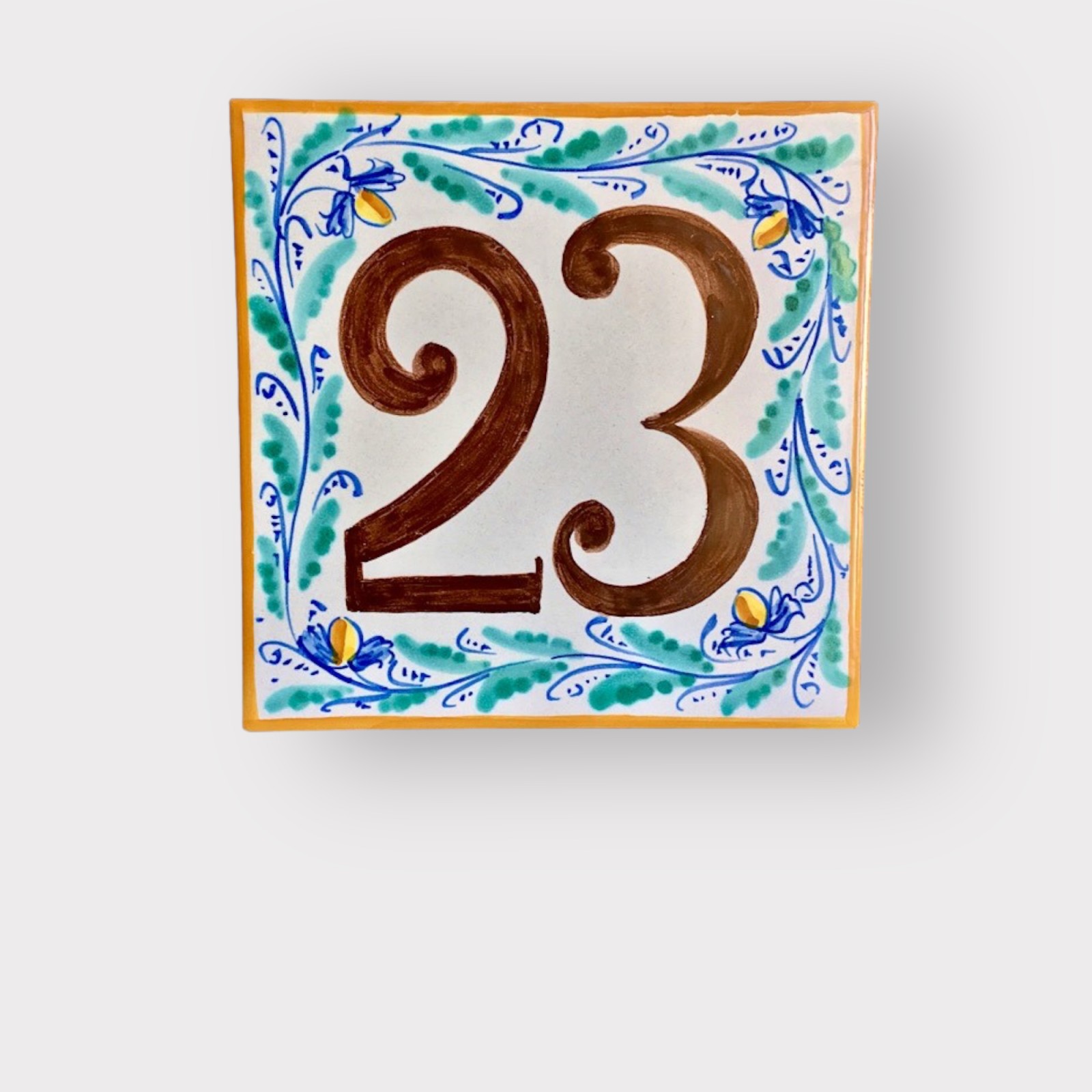 Numero civico in ceramica di Caltagirone.